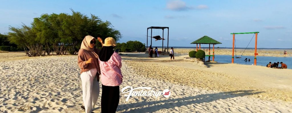Pantai Pasir Perawan Yang Menawan – Fantastrip Indonesia